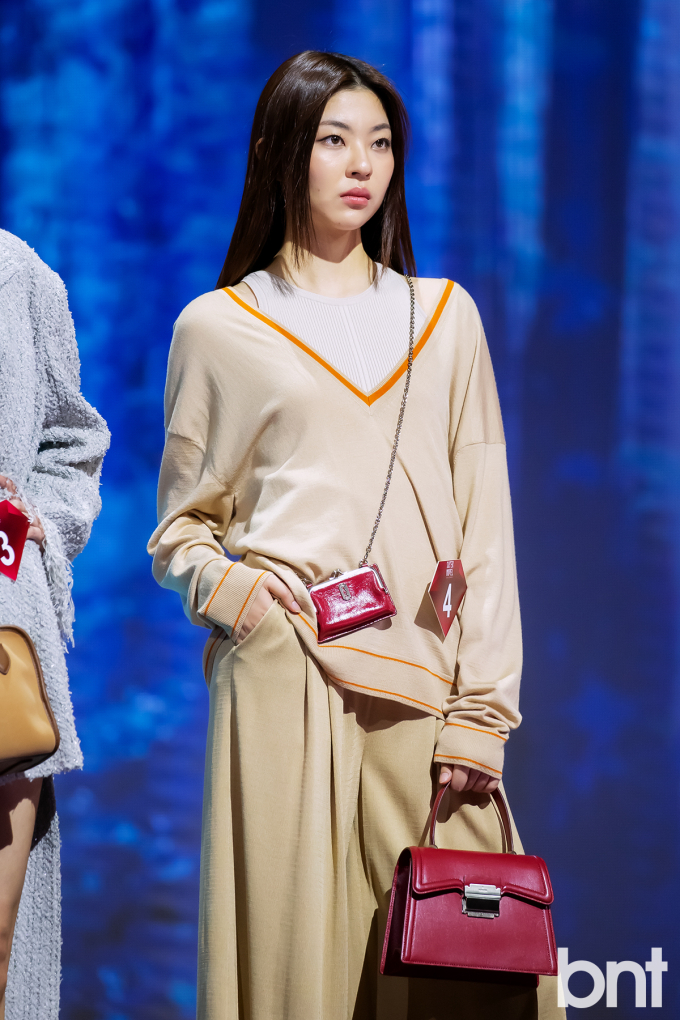[b포토 ] Top7 김수빈 어떤 스타일에서도 돋보이는 매혹의 카리스마 슈퍼모델 선발대회 Bnt뉴스